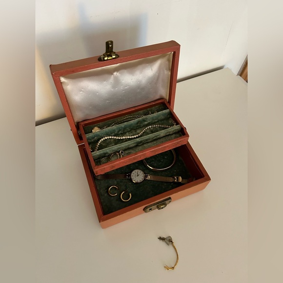 Vintage | Jewelry | True Vintage Beautiful Locking Jewelry Box With Key ...